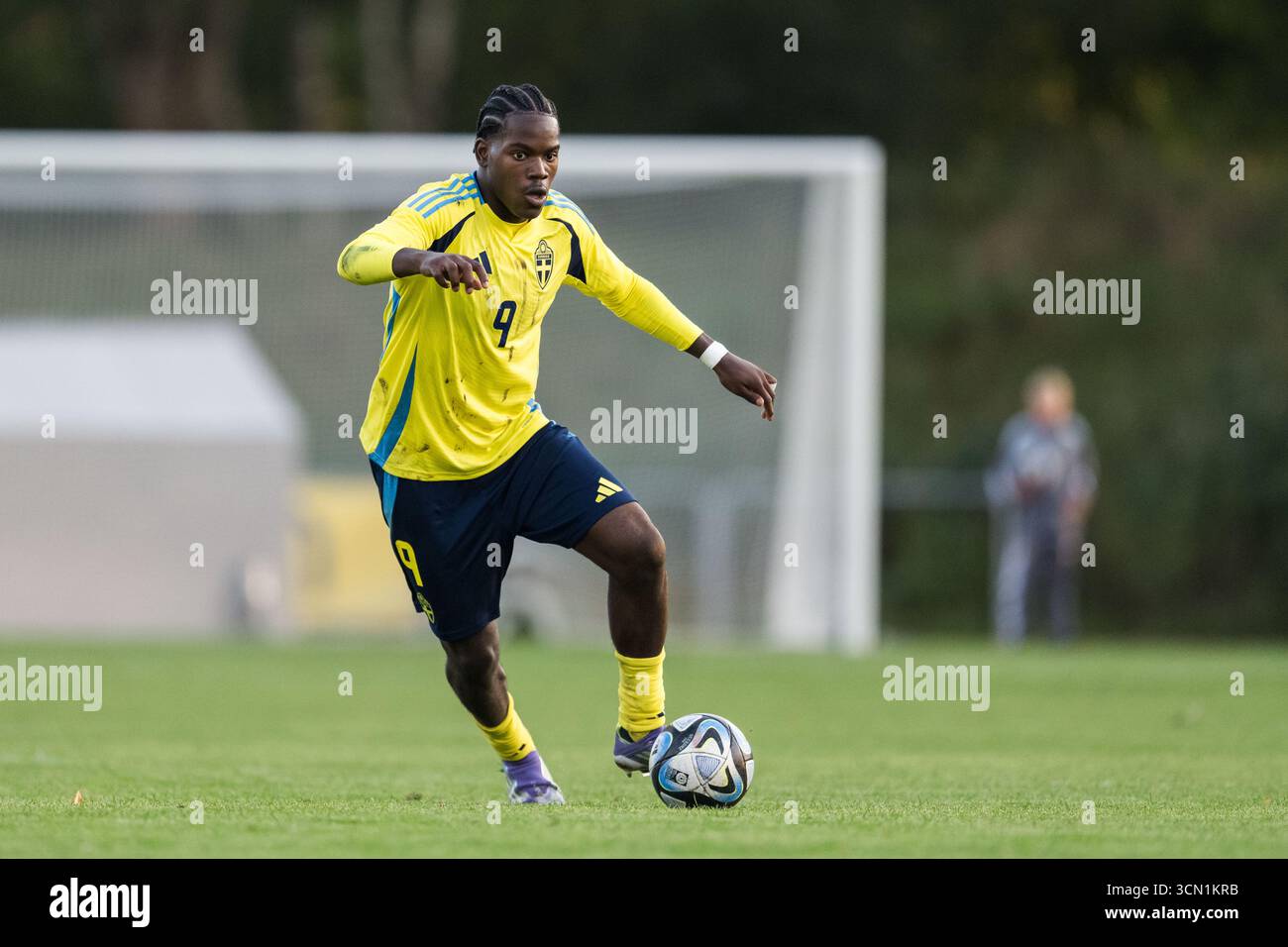 250918 Sveriges Felix Gertell Bjernvall under P15-landskampen i fotboll mellan Sverige och Norge ...