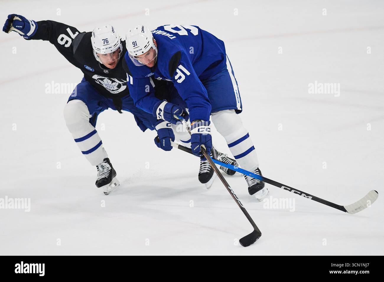Toronto Maple Leafs forward John Tavares (91) battles for the puck with ...