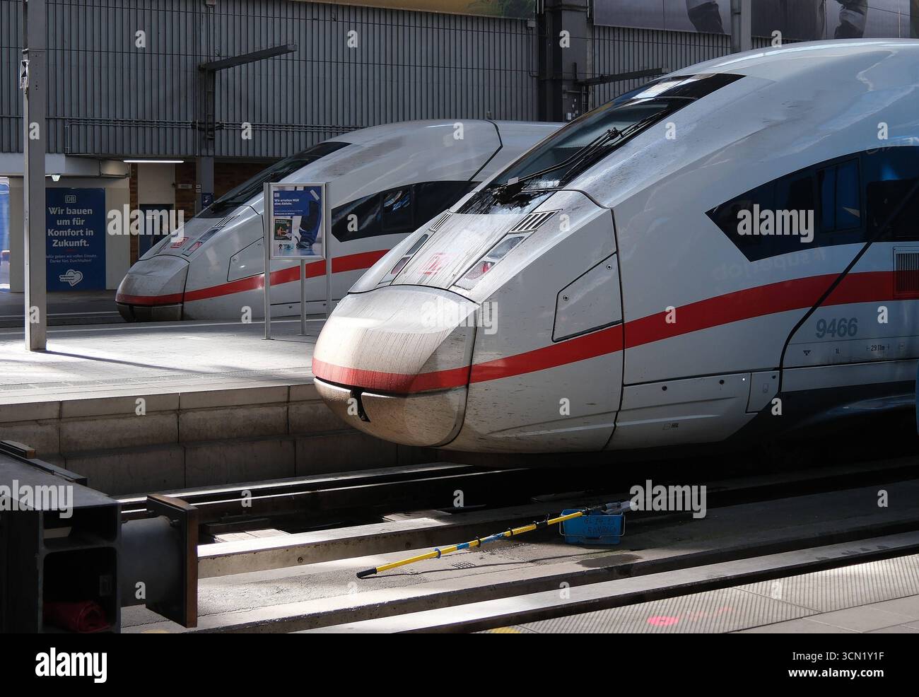 18.09.2025, Strassen Fotos Muenchen, im Bild: ICE am Hauptbahnhof ...