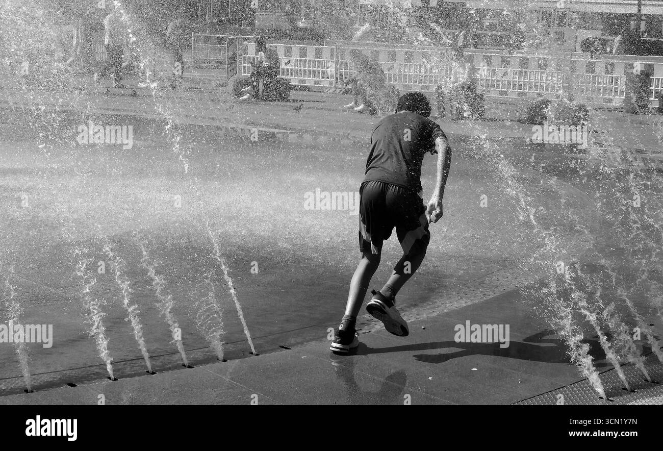 18.09.2025, Strassen Fotos Muenchen, im Bild: Kind am Stachus Brunnen ...