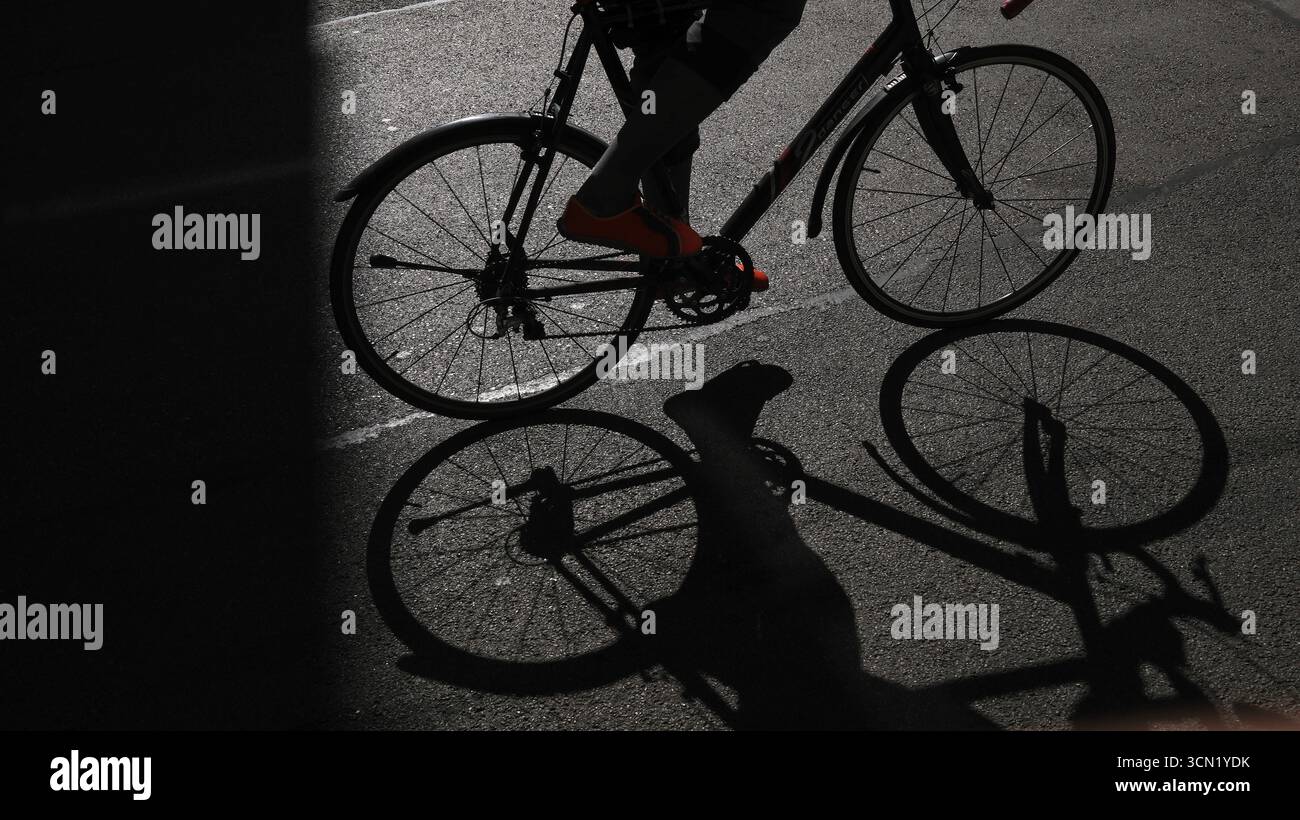 18.09.2025, Strassen Fotos Muenchen, im Bild: Radler Schatten *** 18 09 ...