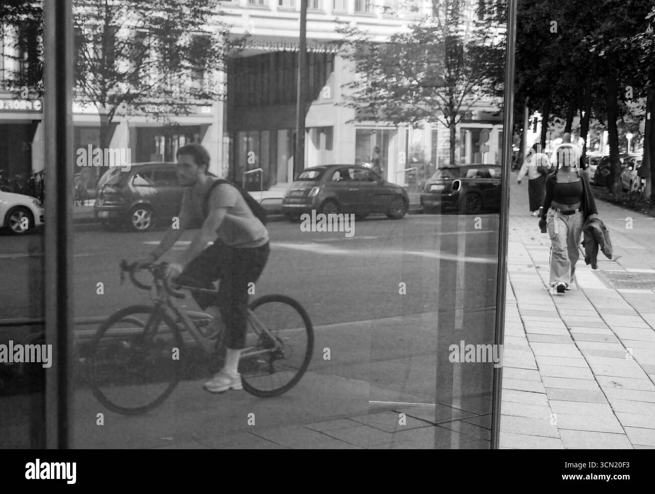 18.09.2025, Strassen Fotos Muenchen, im Bild: Radler und Fussgaengerin ...