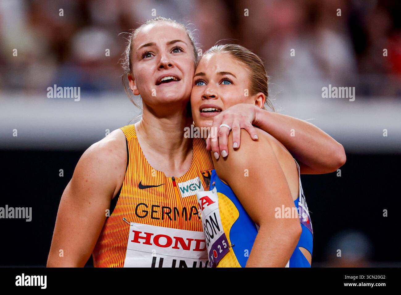 Sophia Junk of Germany and Julia Henriksson of Sweden competing in the ...