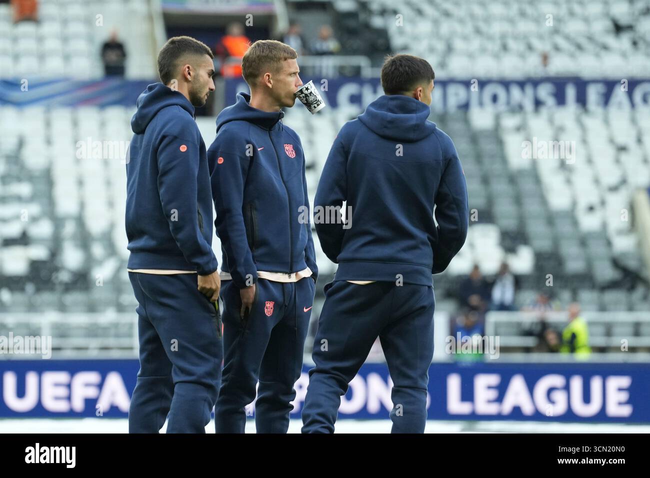 Barcelona's Dani Olmo, center, bites a cup prior the start of the the ...