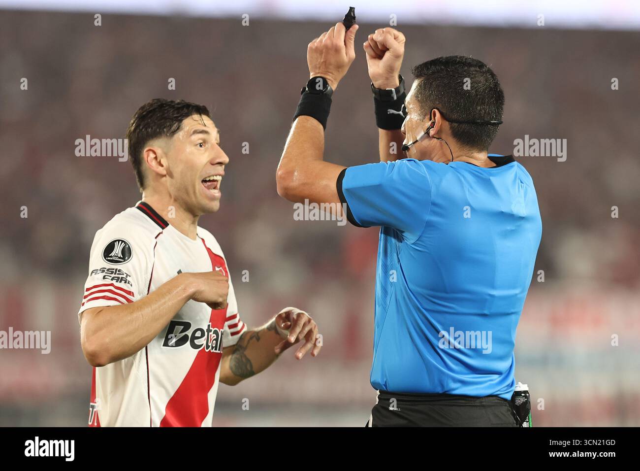 River Plate's defender Gonzalo Montiel (L) talks with Venezuelan ...