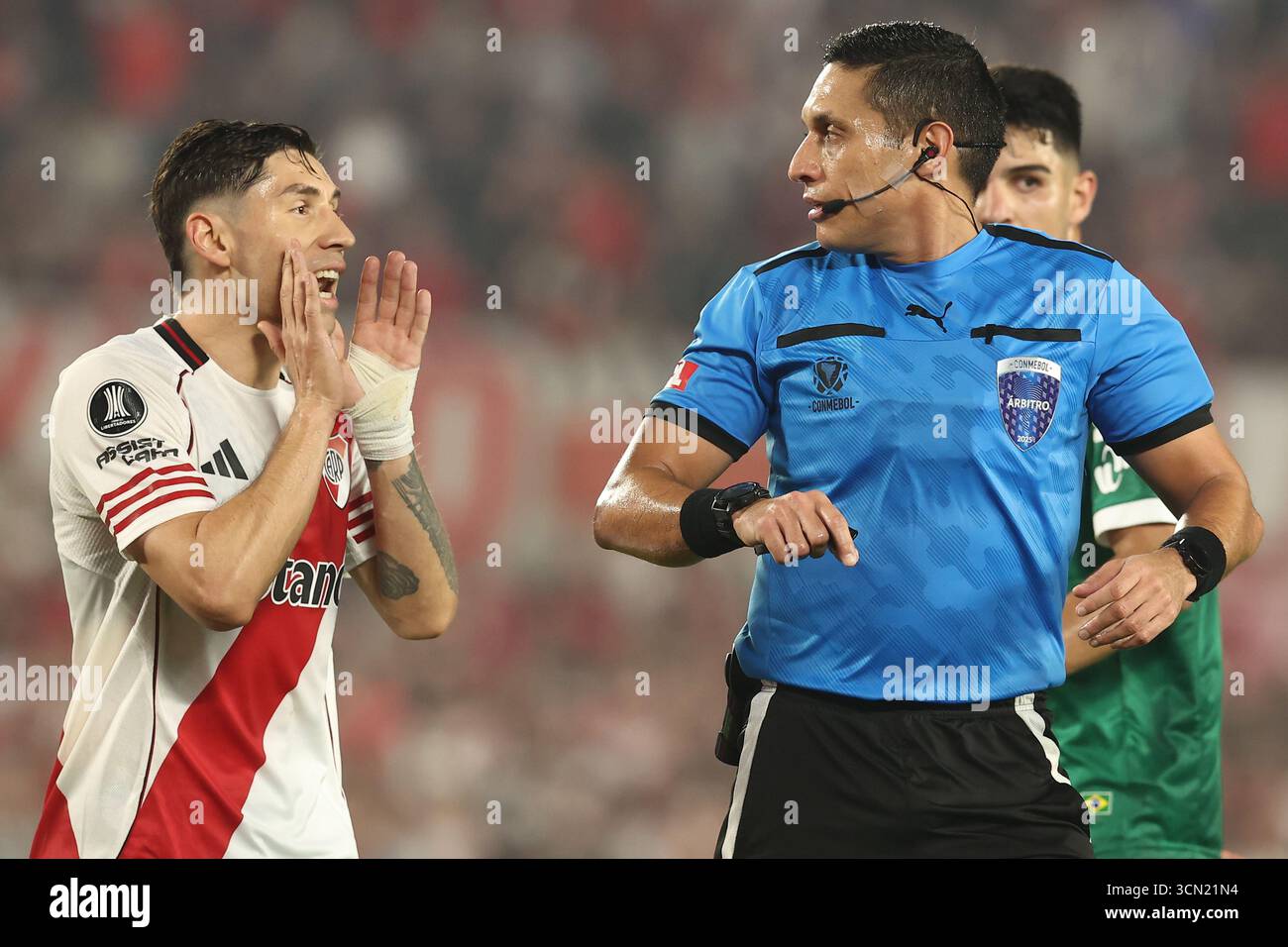 River Plate's defender Gonzalo Montiel (L) talks with Venezuelan ...