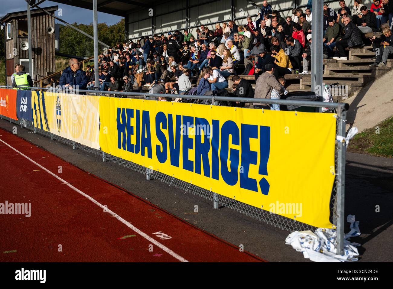 250918 Publik inför P15-landskampen i fotboll mellan Sverige och Norge ...