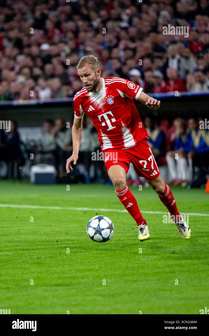 Konrad Laimer (FC Bayern Muenchen, #27) am Ball, GER, FC Bayern ...