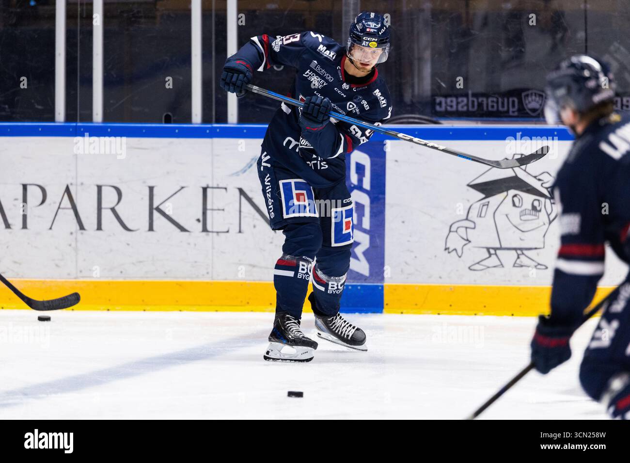 250918 Linköpings Adam Hofbauer inför ishockeymatchen i SHL mellan ...