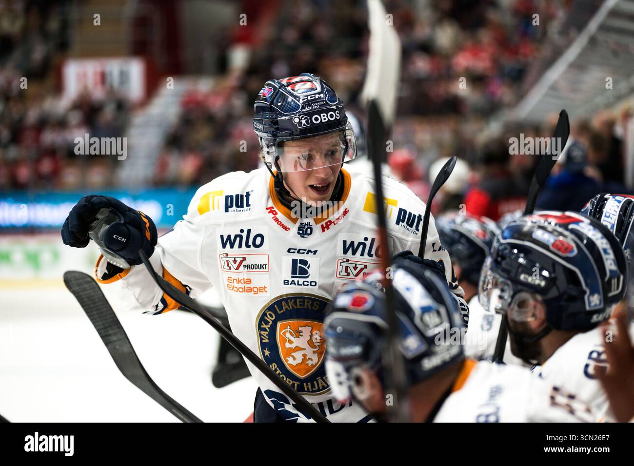 250918 Växjös Karl Henriksson under ishockeymatchen i SHL mellan Timrå ...
