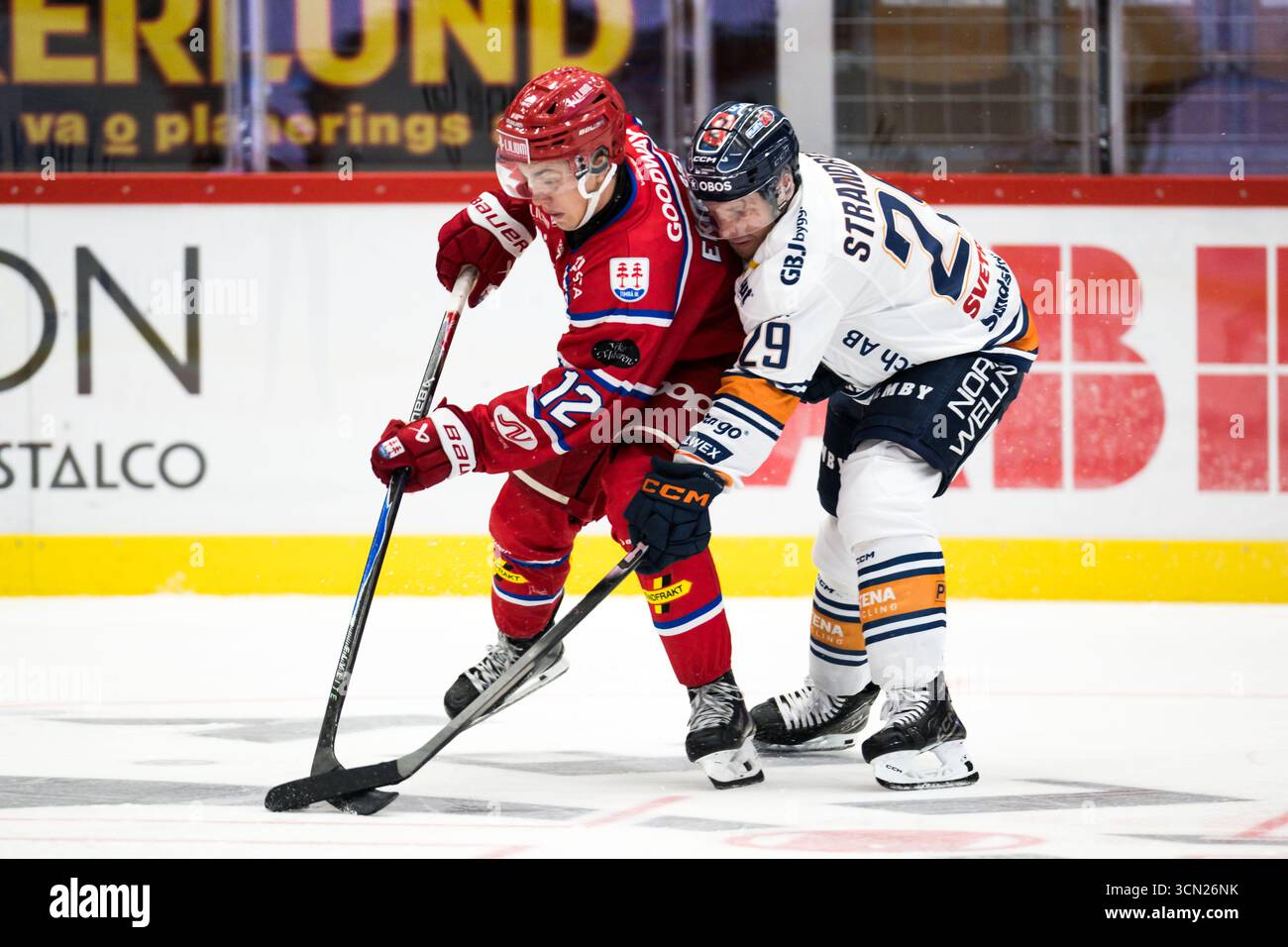 250918 Timrås Linus Eriksson och Växjös Sebastian Strandberg under ...