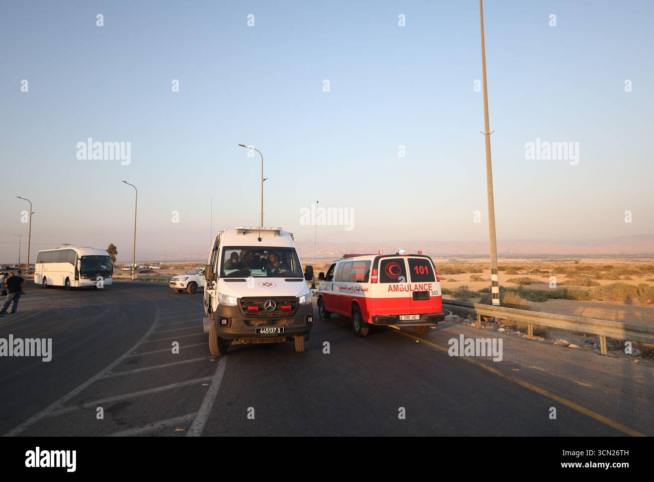 (250918) -- JERUSALEM, Sept. 18, 2025 (Xinhua) -- Emergency personnel ...