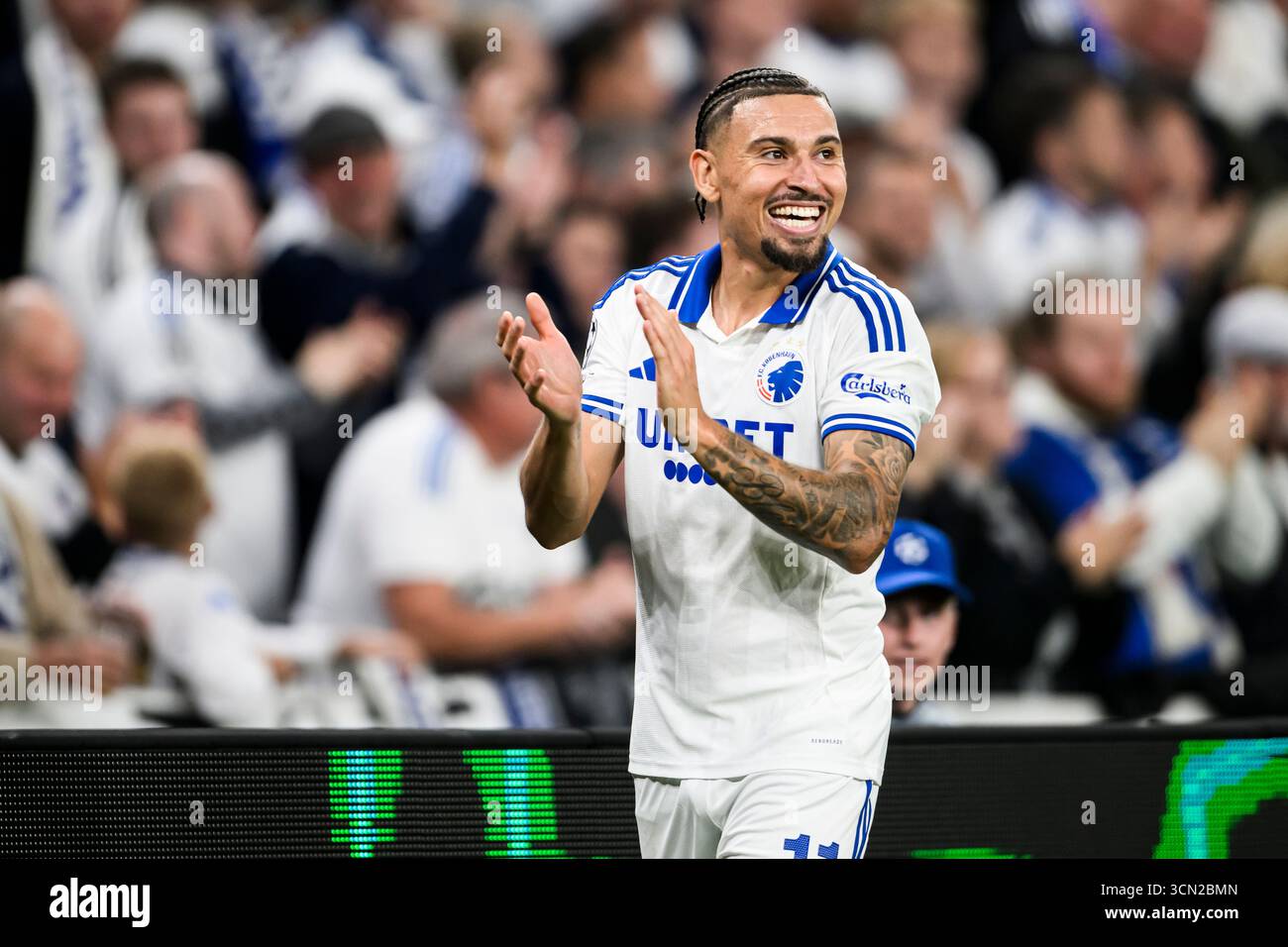11 (FCK) - Jordan Larsson bliver skiftet ud og klapper til fans ...