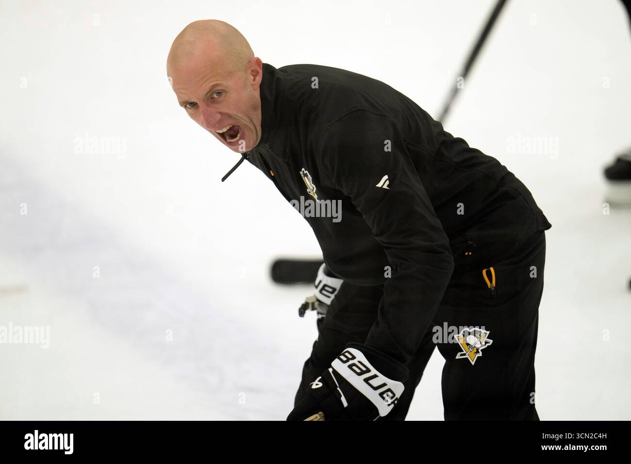 Pittsburgh Penguins head coach Dan Muse runs the NHL hockey team's ...
