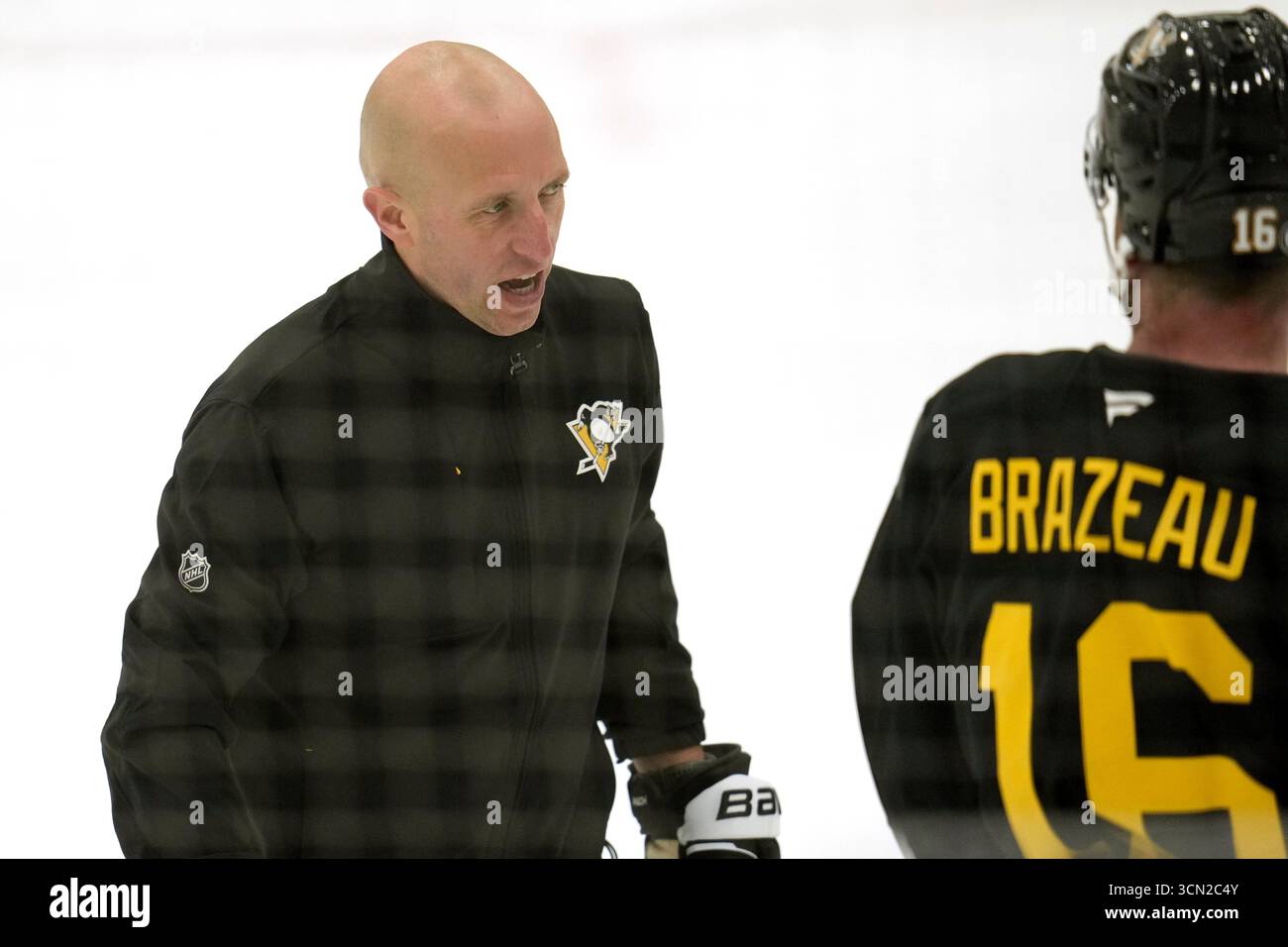 Pittsburgh Penguins head coach Dan Muse, left, runs the NHL hockey team ...