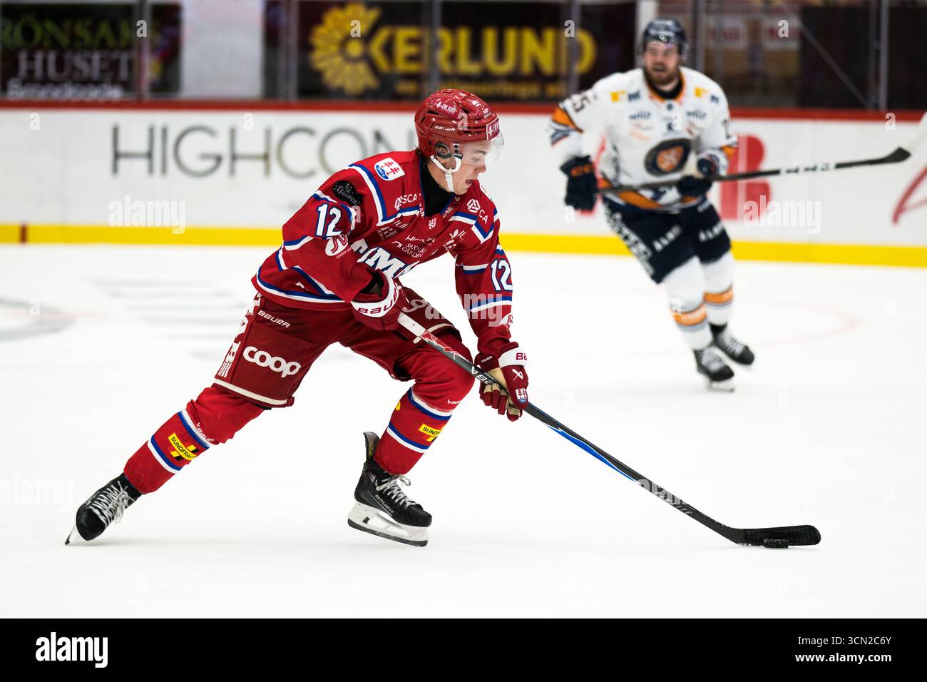 250918 Timrås Linus Eriksson under ishockeymatchen i SHL mellan Timrå ...