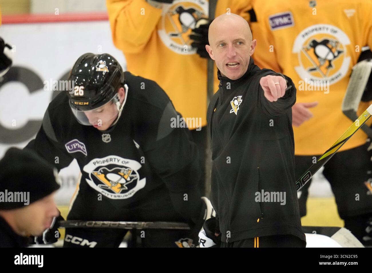 Pittsburgh Penguins head coach Dan Muse, center, runs the NHL hockey ...