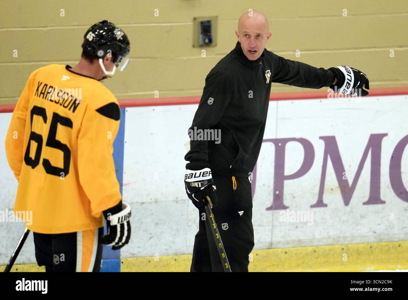 Pittsburgh Penguins head coach Dan Muse, right, runs the NHL hockey ...