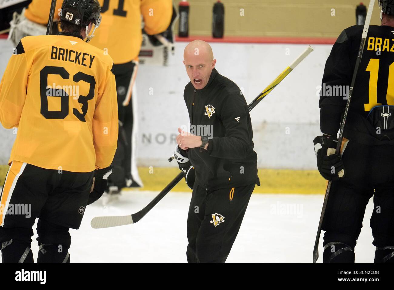 Pittsburgh Penguins head coach Dan Muse, center, runs the NHL hockey ...