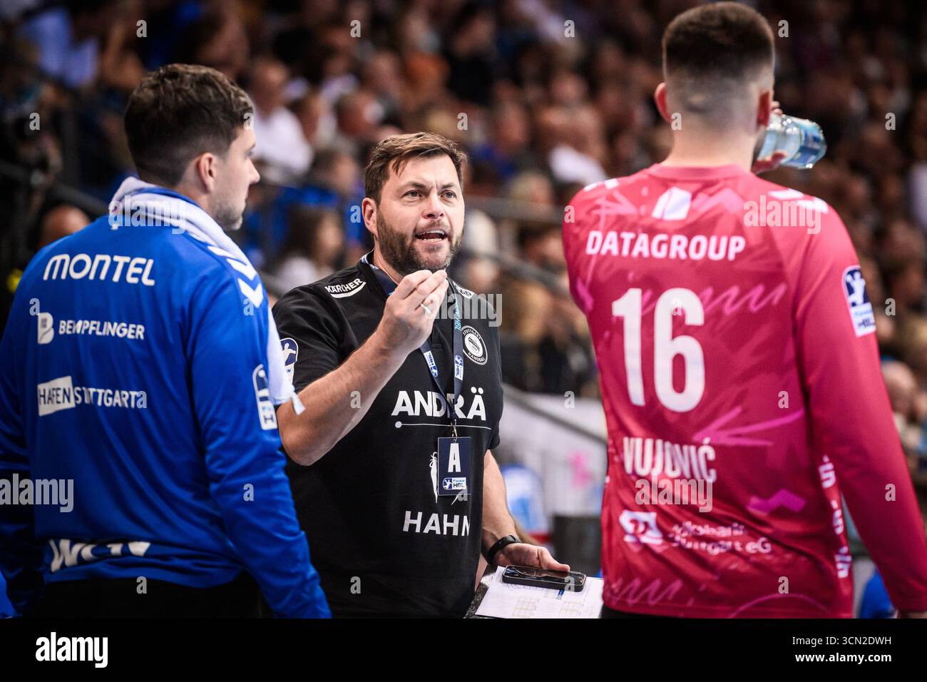 Daniel Sdunek (TVB Stuttgart, Torwarttrainer) spricht mit Miljan ...