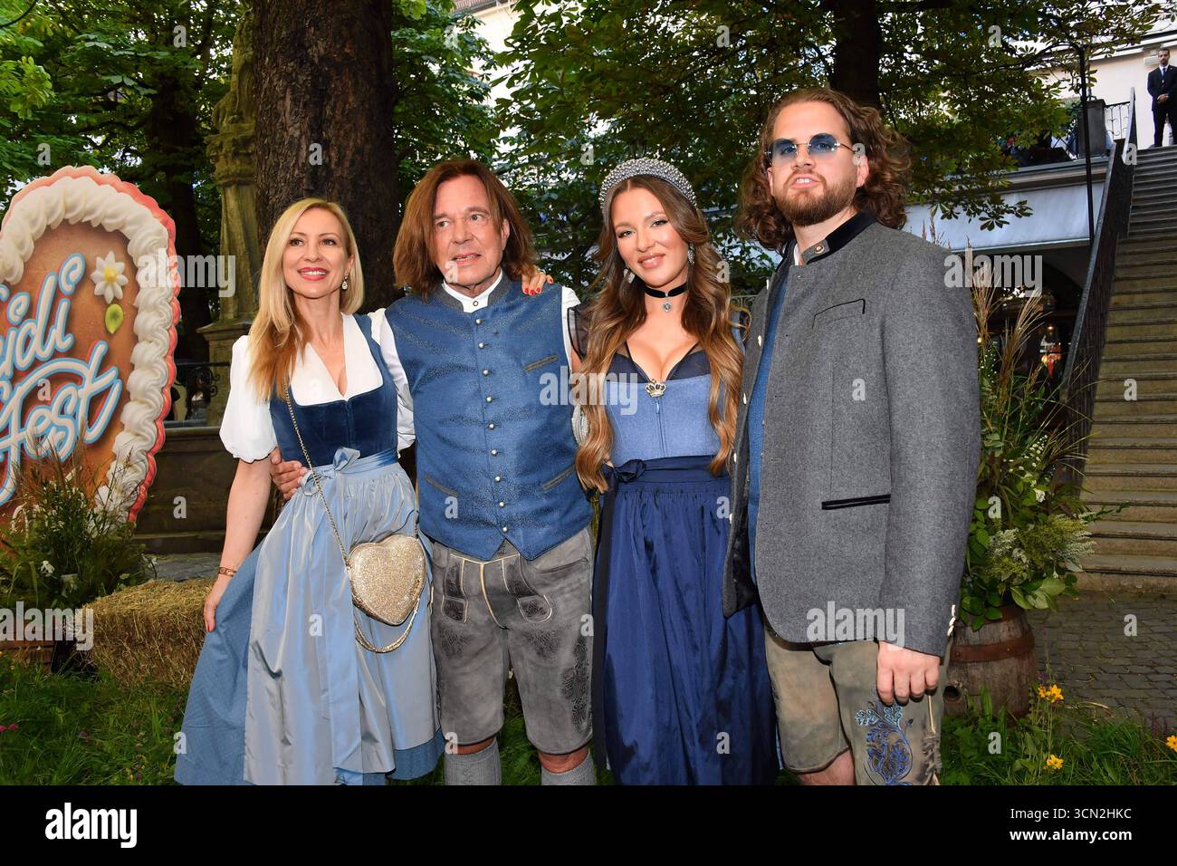 Jürgen Drew mit Ehefrau Ramona und Tochter Joelina mit Freund Adrian ...