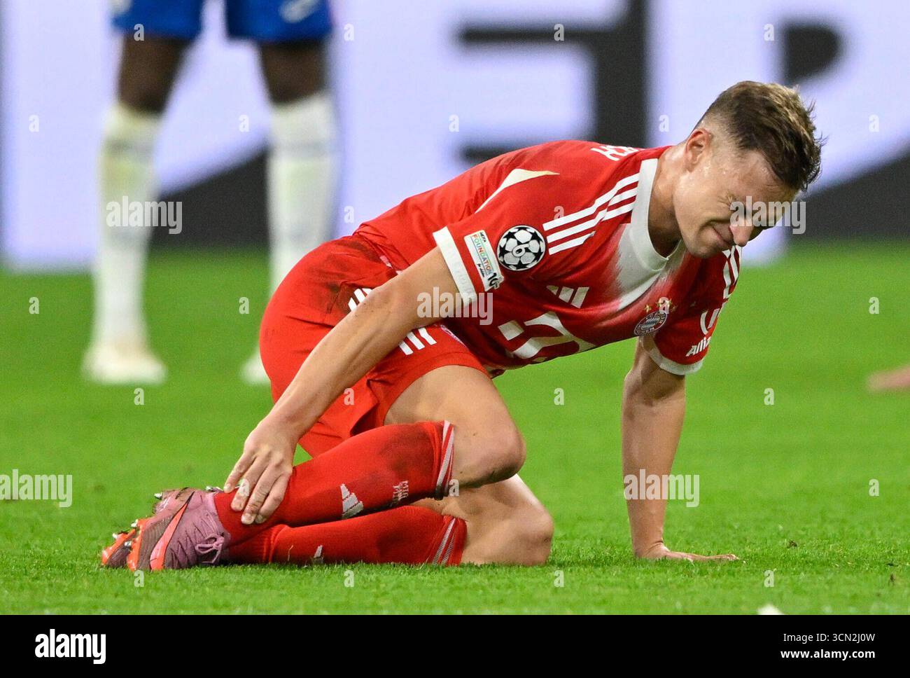 Joshua Kimmich FC Bayern Muenchen FCB (06) verletzt Verletzung am Boden ...