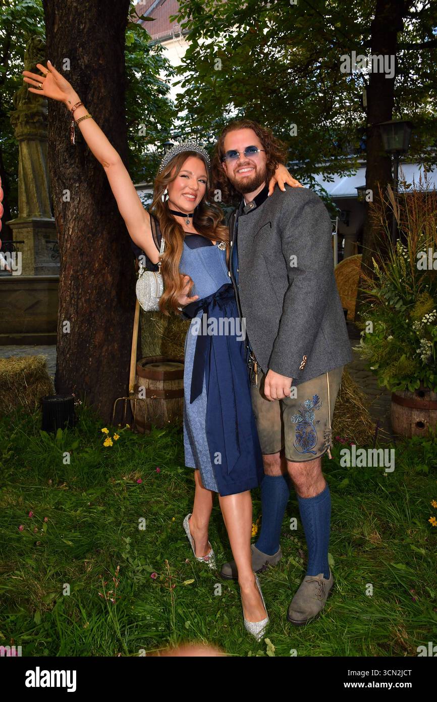 Joelina Drew mit Freund Adrian Louis / HeidiFest by Heidi Klum ...