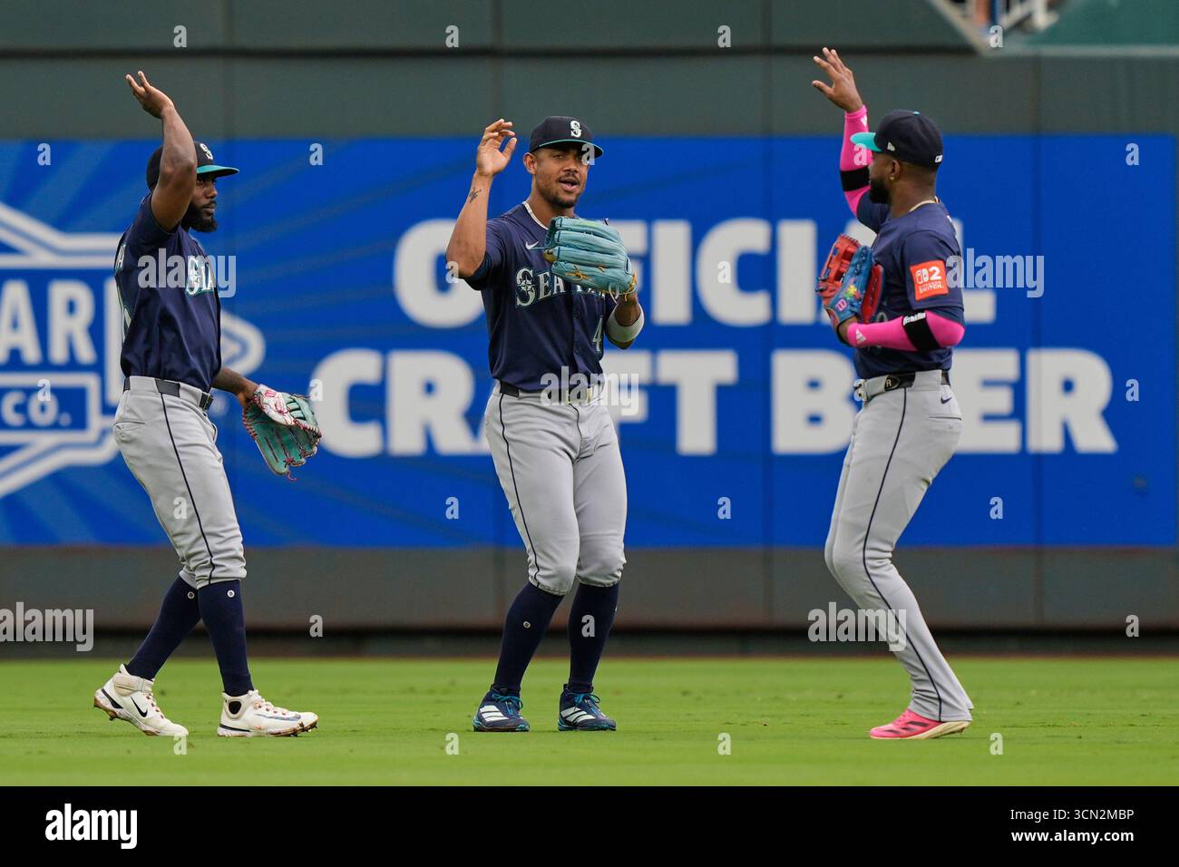 Seattle Mariners outfielders Randy Arozarena, left, Victor Robles ...