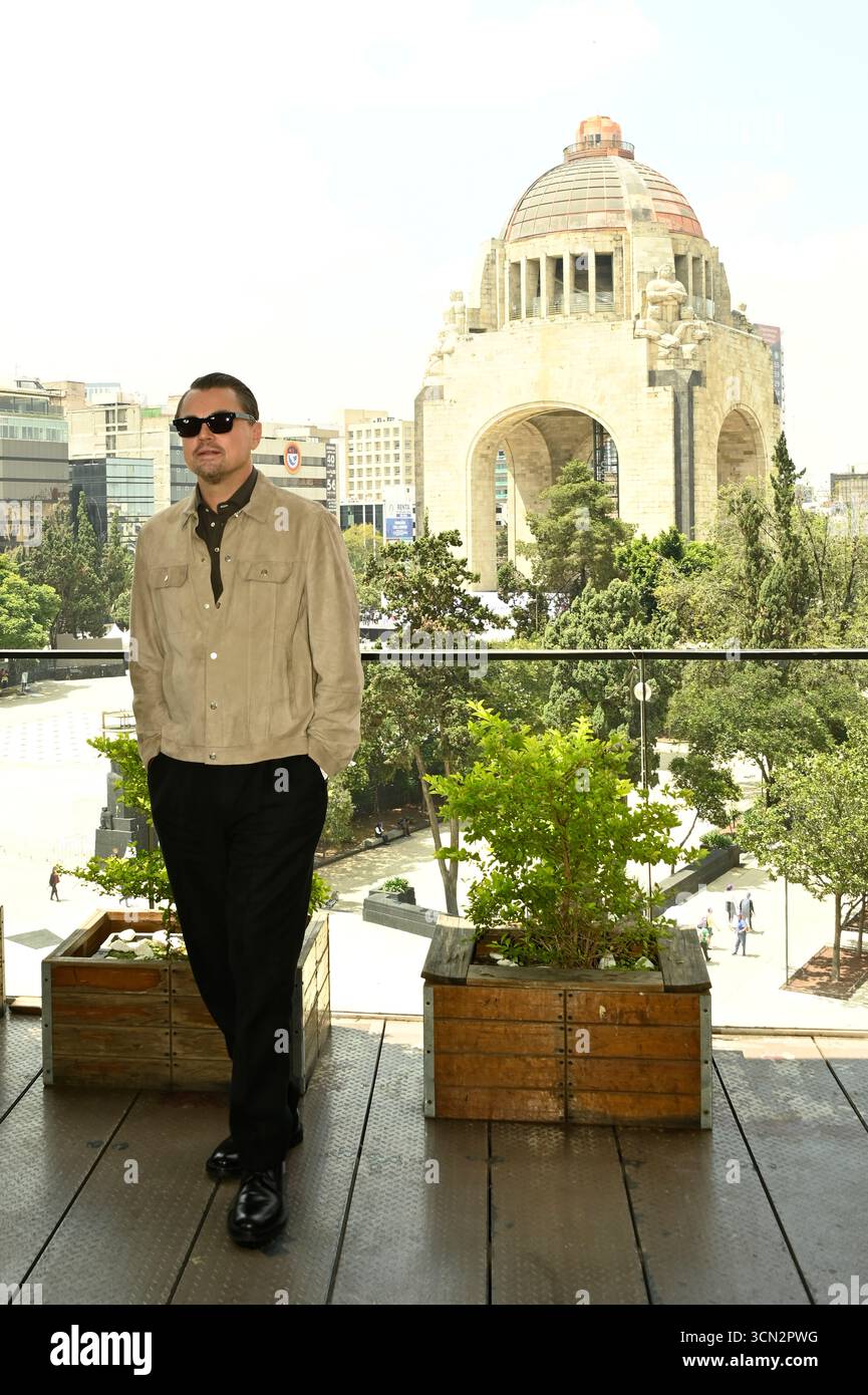 (L-R) Leonardo DiCaprio and Benicio del Toro attend the Photocall for ...