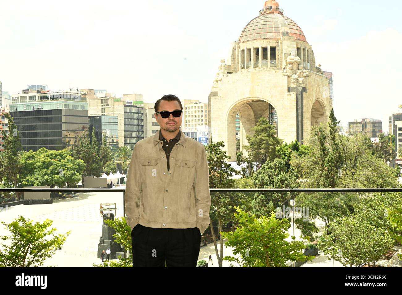 (L-R) Leonardo DiCaprio and Benicio del Toro attend the Photocall for ...