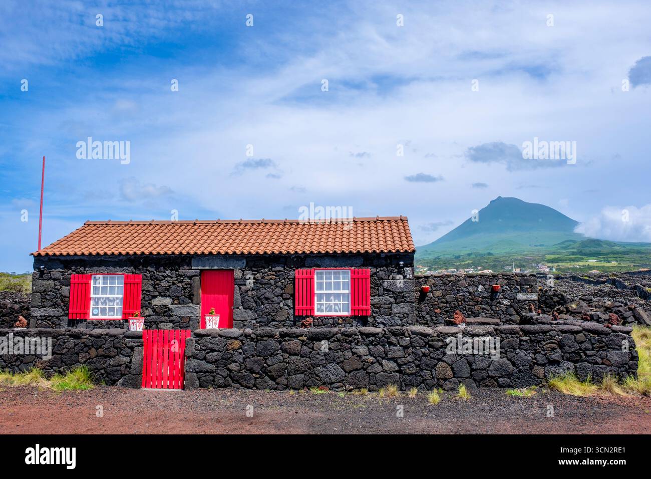Traditional house built with black lava rocks, Pico Mountain, Paisagem ...