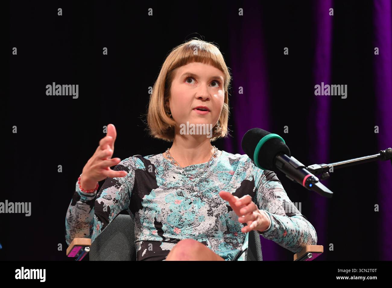 Schriftstellerin Caroline Wahl liest und spricht auf der Lit.Cologne ...