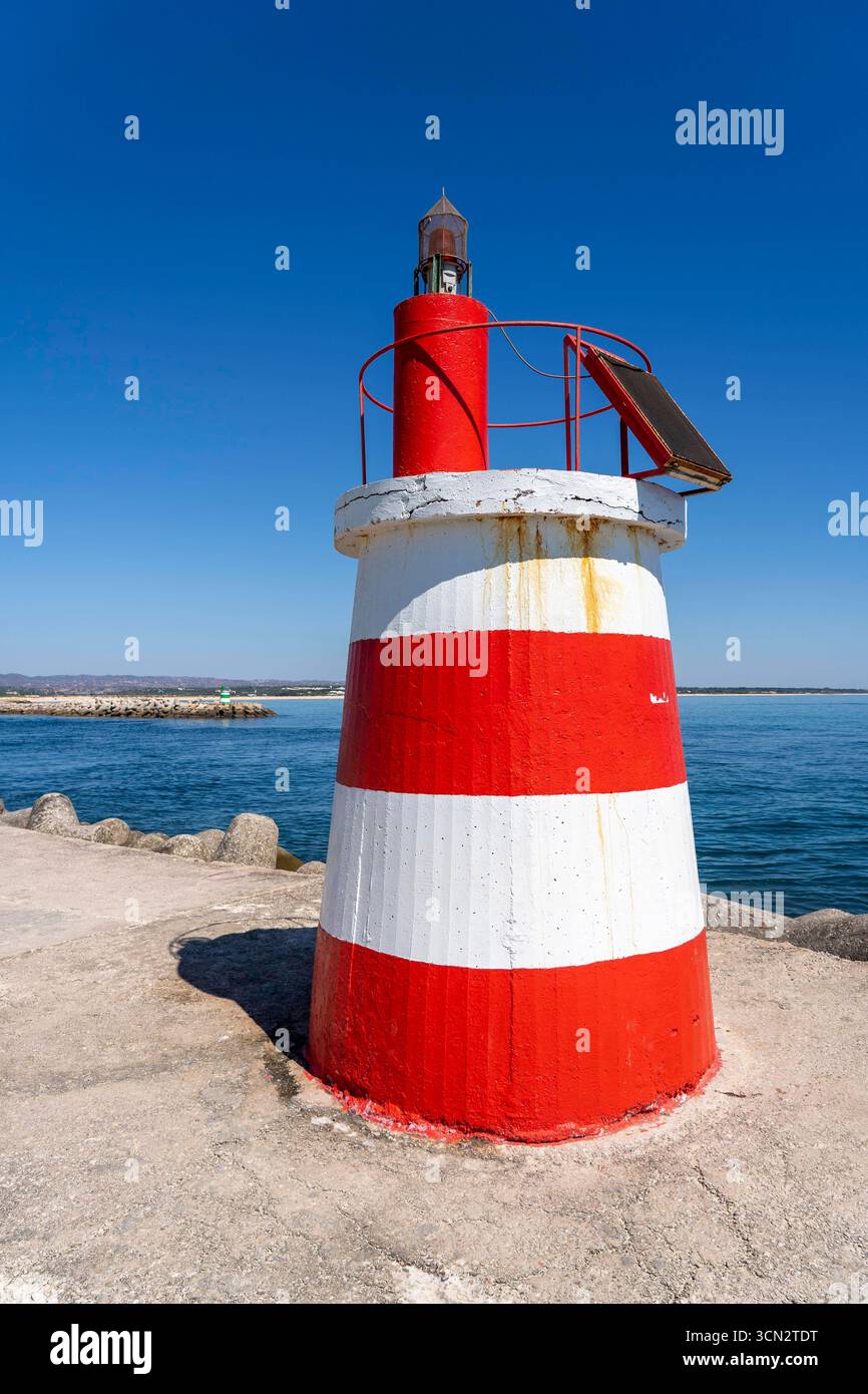 Leuchtturm am Kilometerlangen Strand Praia da Ilha de Tavira, auf der ...