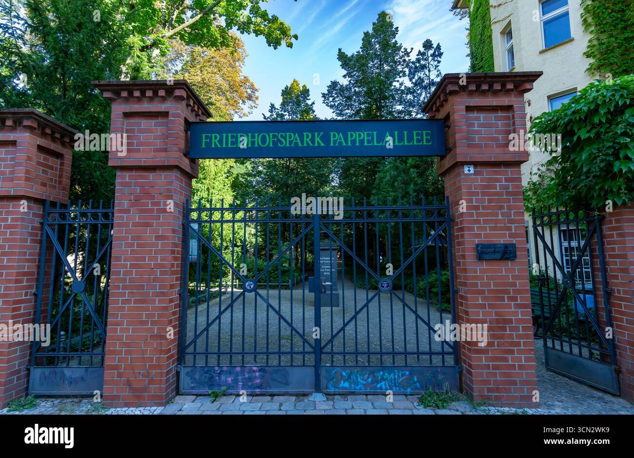 Classic cemetery path lined ivy hi-res stock photography and images - Alamy