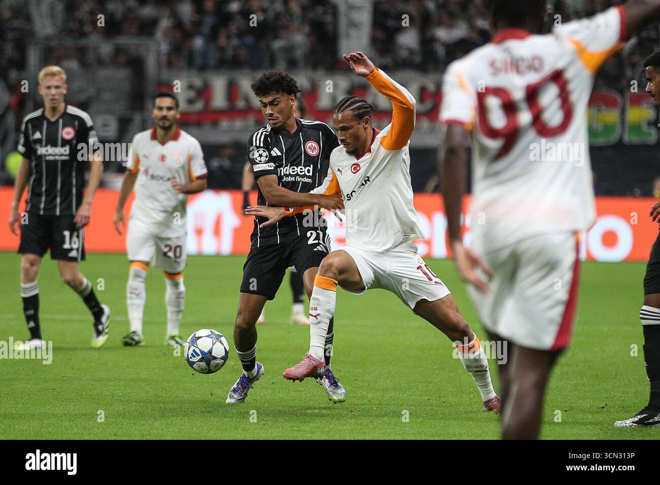 Nathaniel Brown (Eintracht Frankfurt, #21) im Zweikampf mit Leroy Sane ...