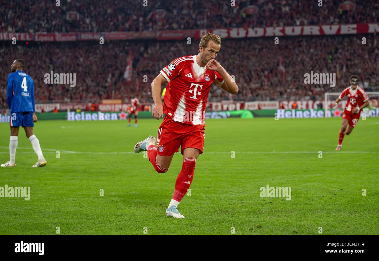 Harry Kane celebrating his second goal against Chelsea FC Stock Photo ...