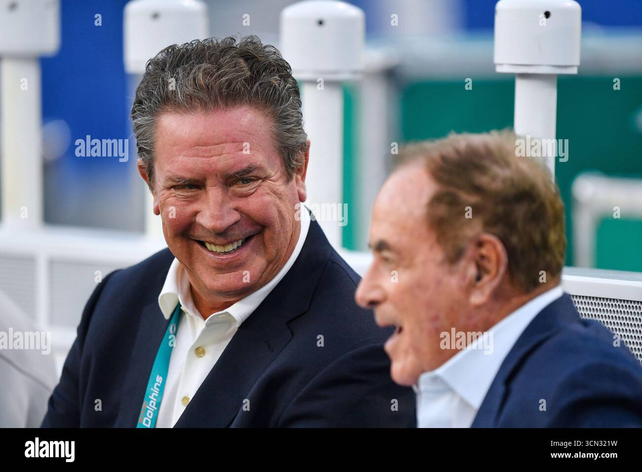 Former NFL quarterback Dan Marino, left, talks with commentator Al ...