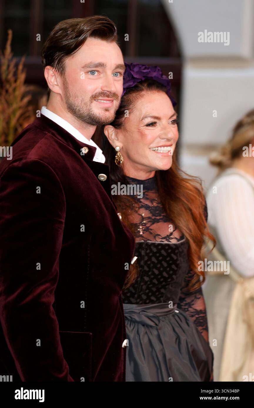 Christine Neubauer mit Sohn Lambert Dinzinger Jr. bei der Ankunft zur ...