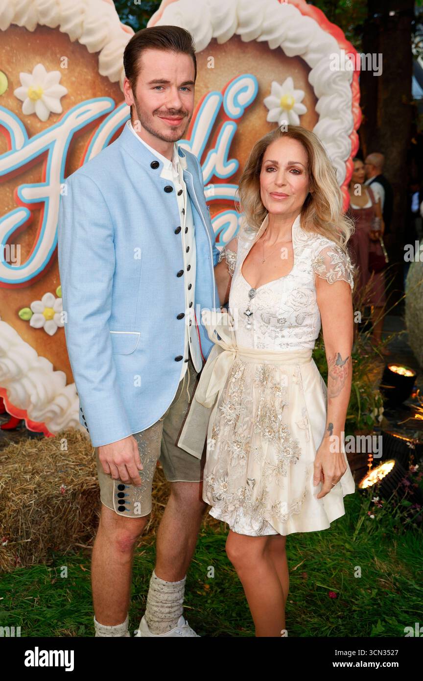 Eric Philippi und Michelle bei der Ankunft zur ProSieben TV Show ...