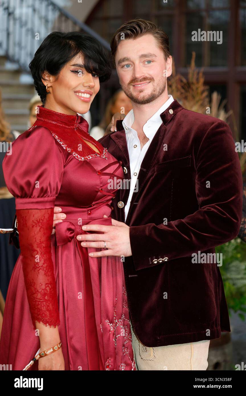 Lambert Dinzinger Jr. mit Freundin Maha bei der Ankunft zur ProSieben ...