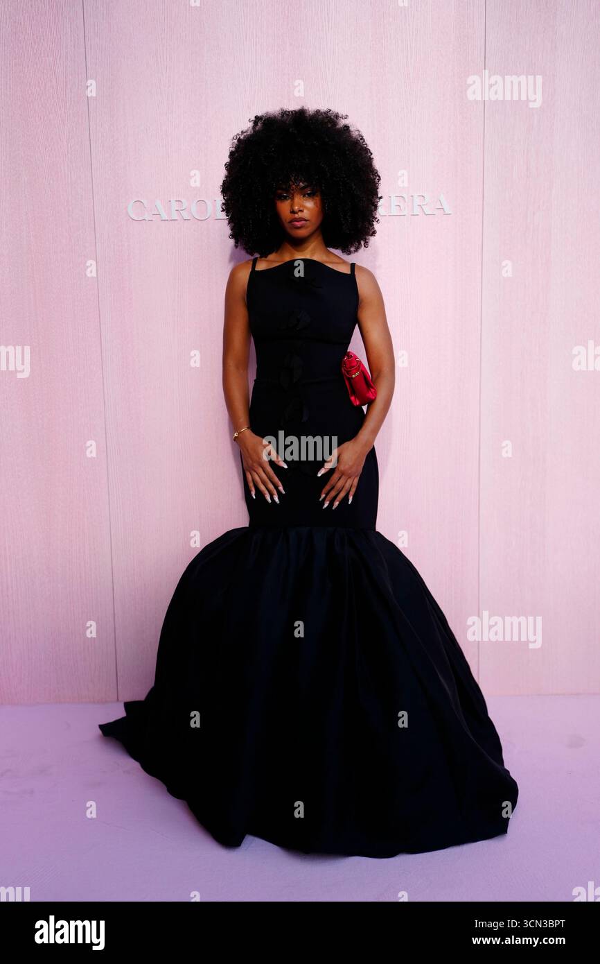Destinee Wray attends Carolina Herrera's Spring-Summer 2026 collection ...
