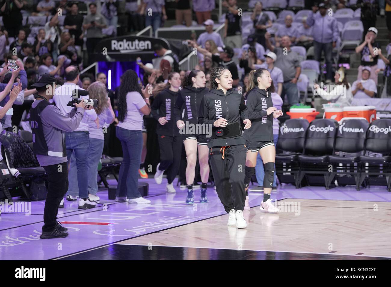 Golden state valkyries team hi-res stock photography and images - Alamy