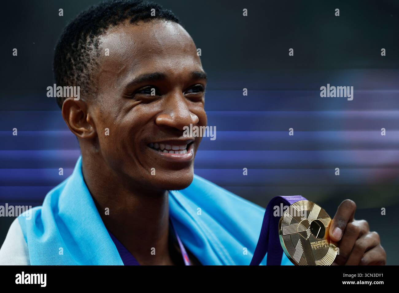 (250919) -- TOKYO, Sept. 19, 2025 (Xinhua) -- Gold medalist Busang ...