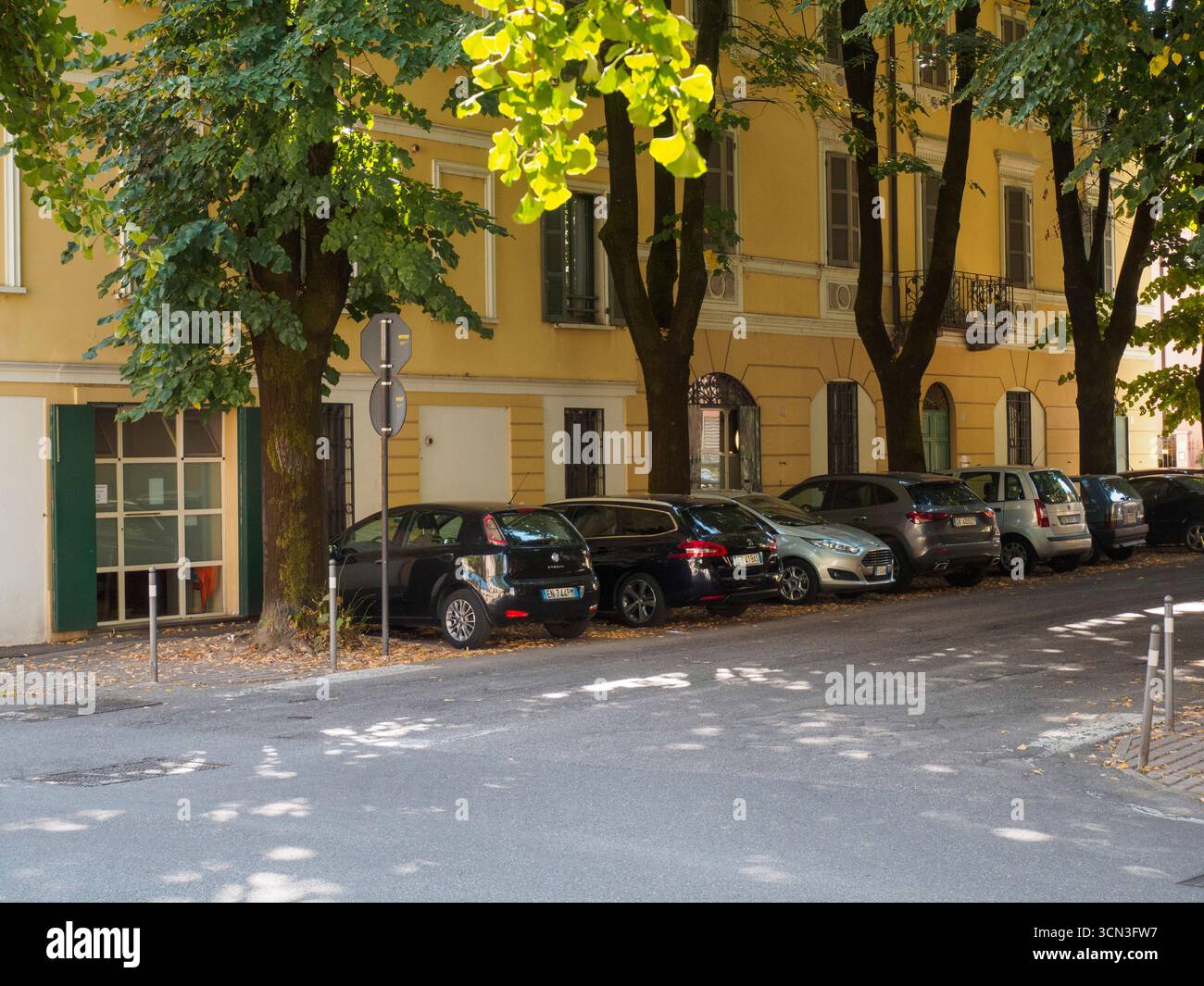 Cremona, Italy September 16th 2025 Cars parked along a quiet urban ...