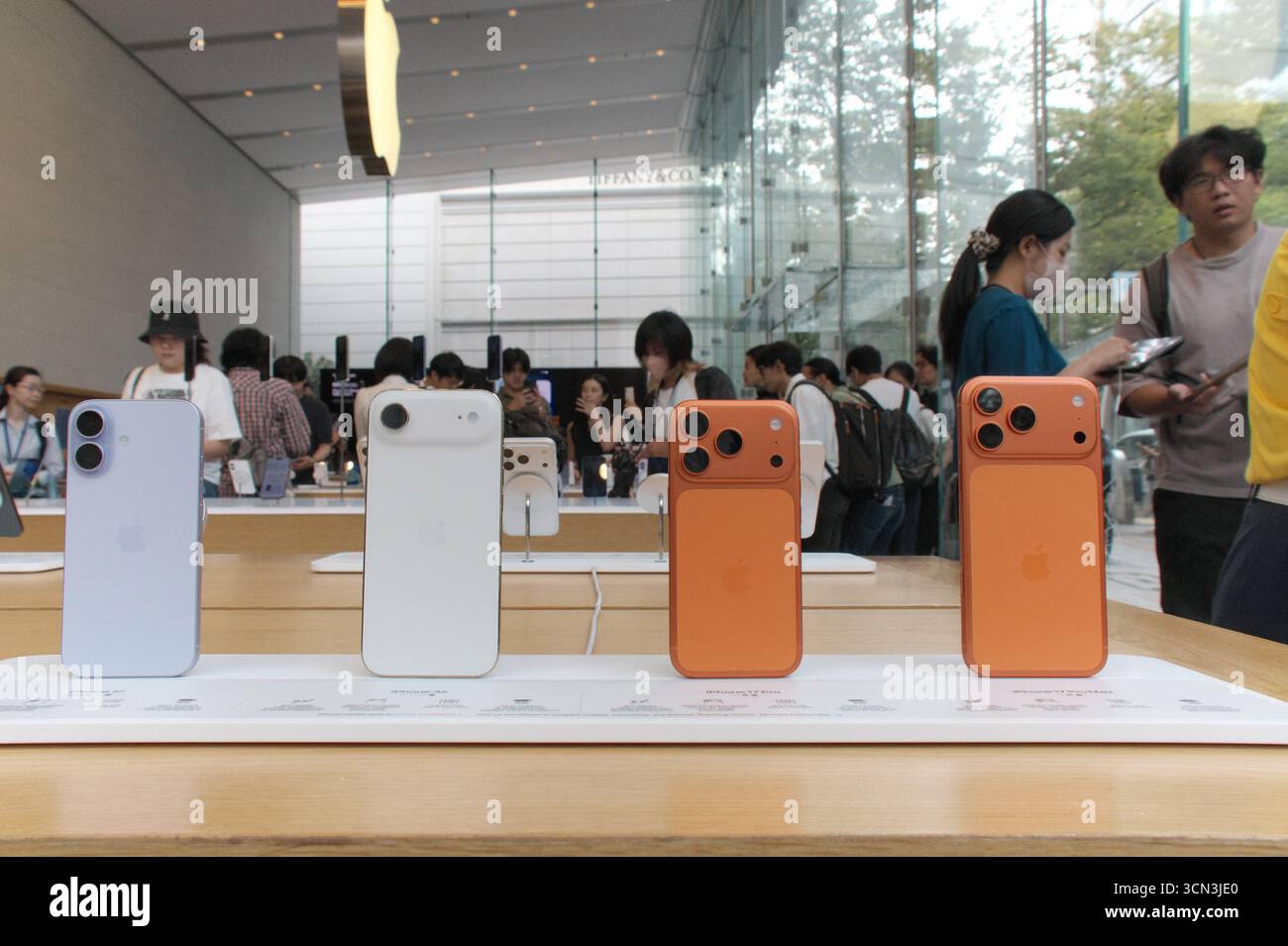 Iphone 17 japan hi-res stock photography and images - Alamy
