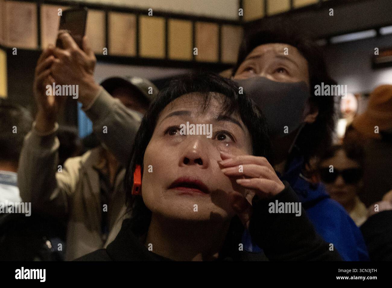 (250919) -- BEIJING, Sept. 19, 2025 (Xinhua) -- A visitor sheds tears ...