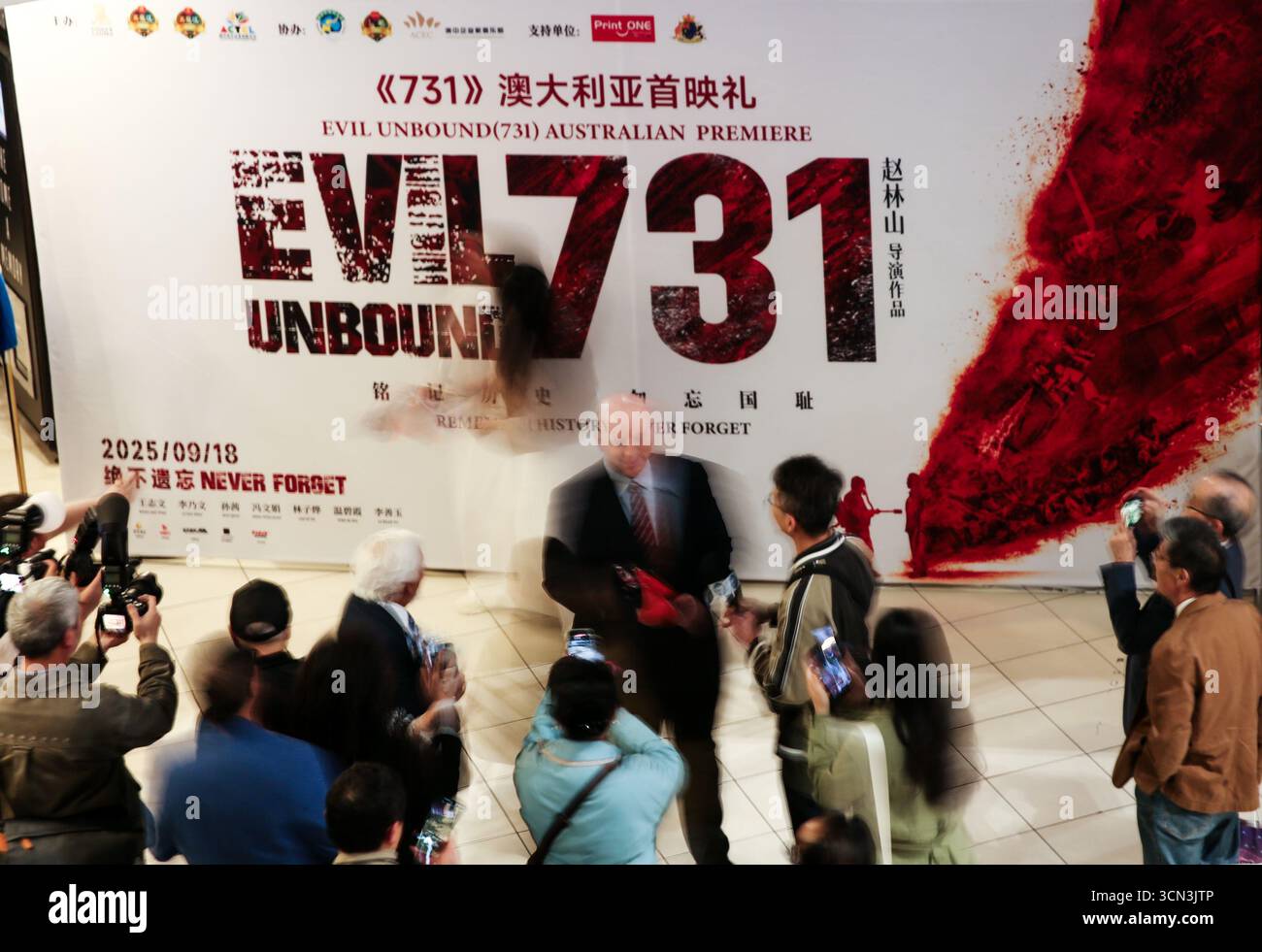 (250919) -- BEIJING, Sept. 19, 2025 (Xinhua) -- Spectators attend the ...