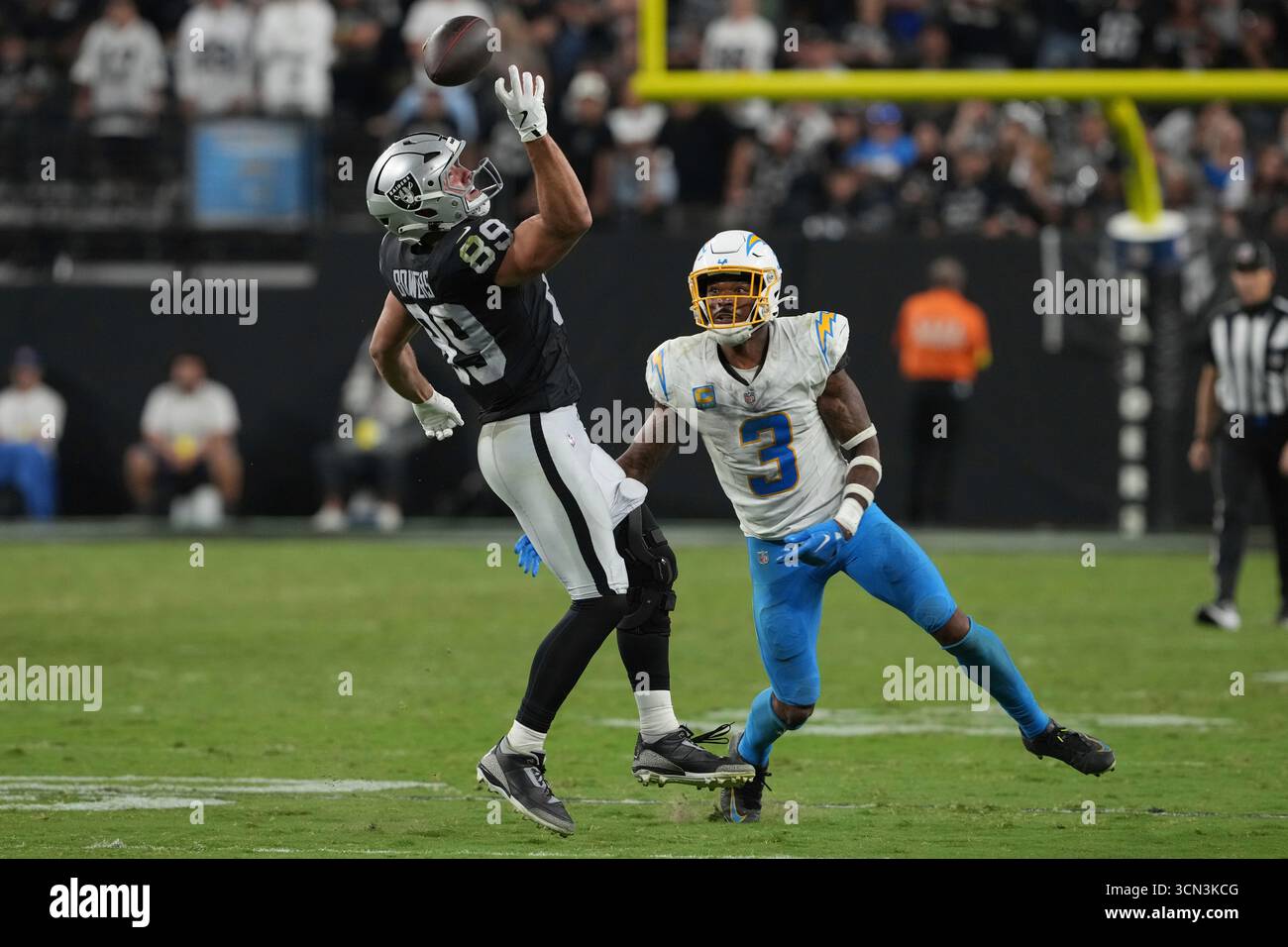 Las Vegas Raiders tight end Brock Bowers (89) catches the ball against ...