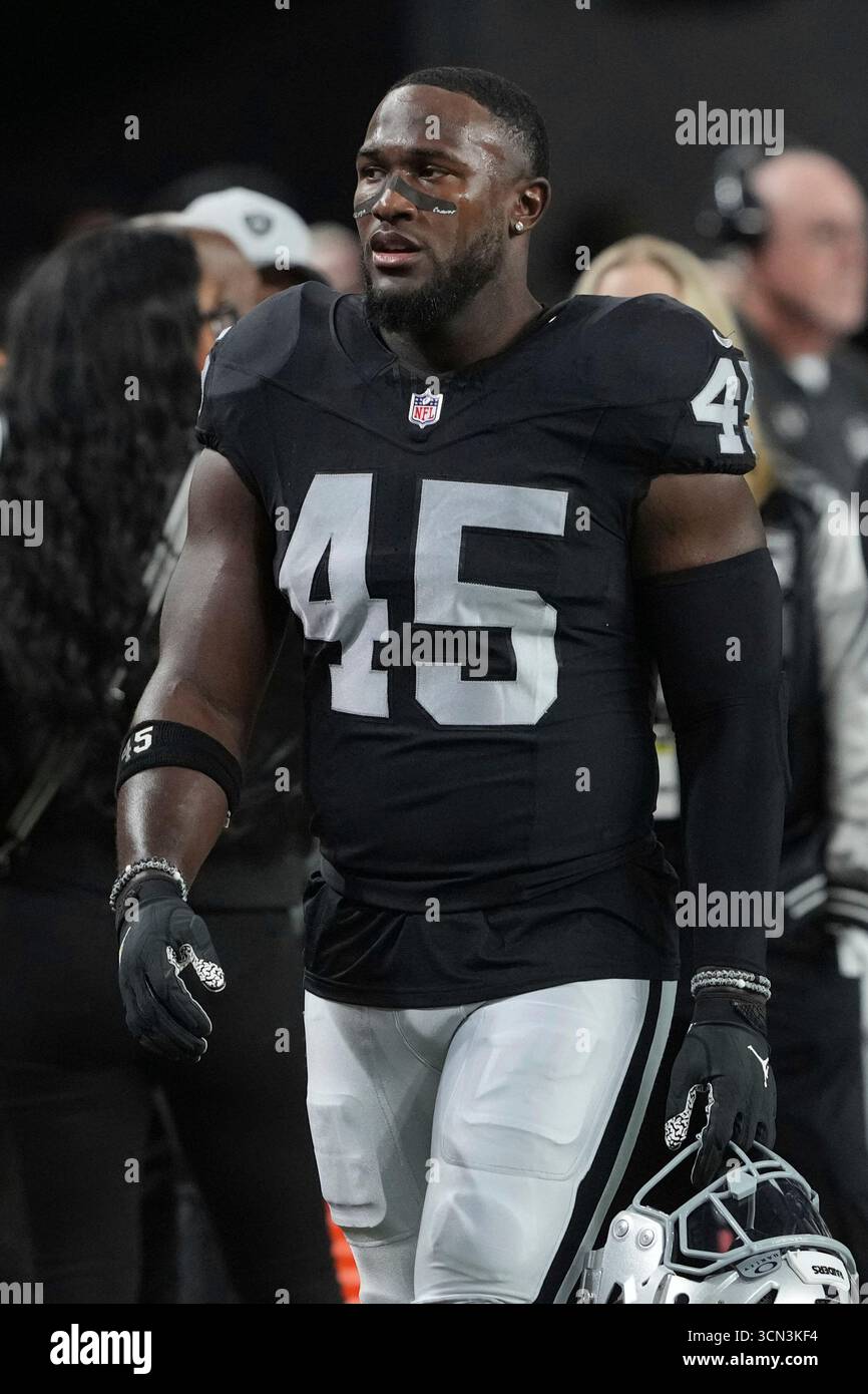 Las Vegas Raiders linebacker Devin White (45) against the Los Angeles ...