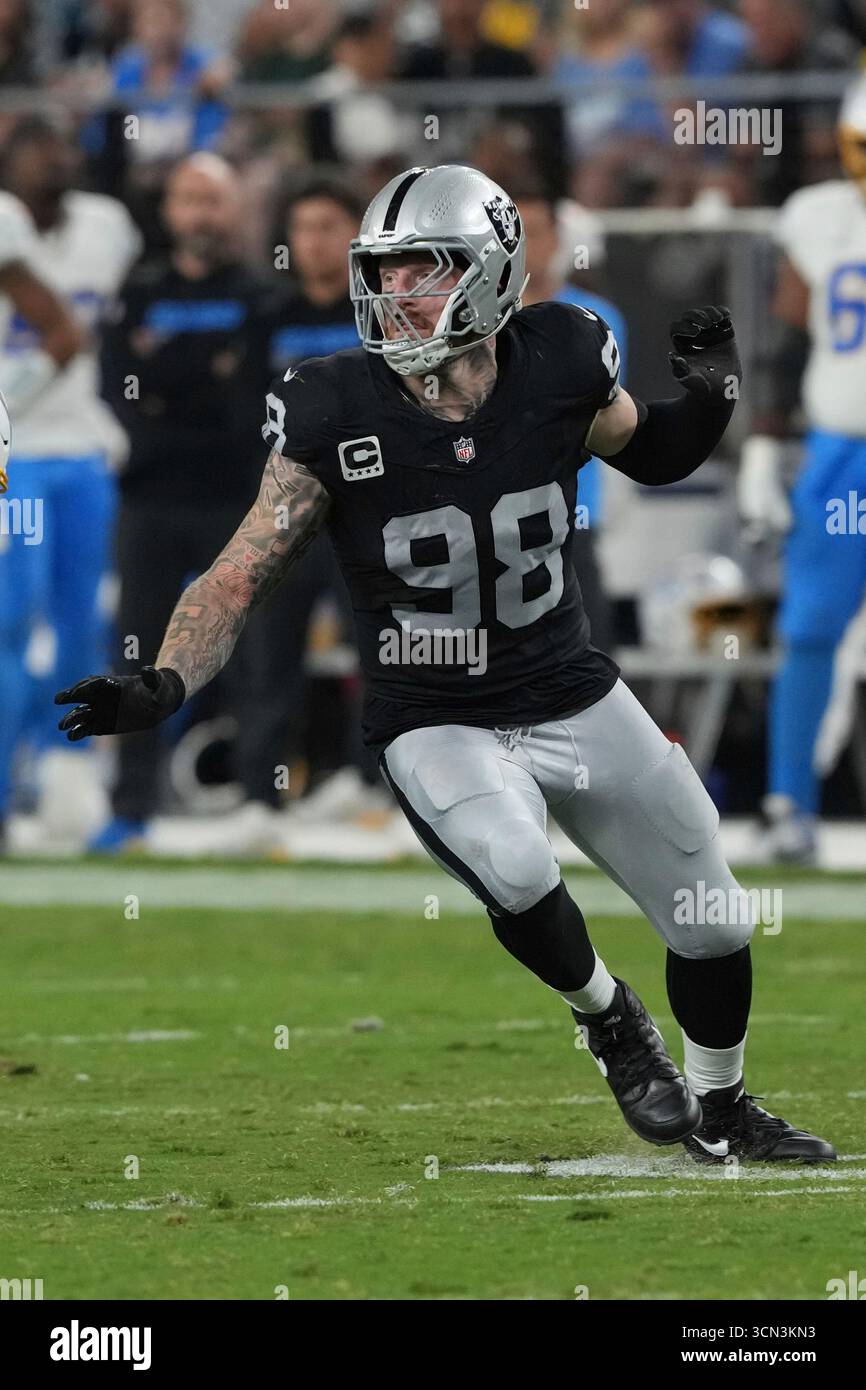 Las Vegas Raiders defensive end Maxx Crosby (98) rushes the Los Angeles ...